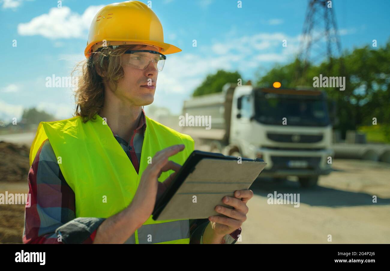 Man tablet construction plan hi-res stock photography and images - Alamy
