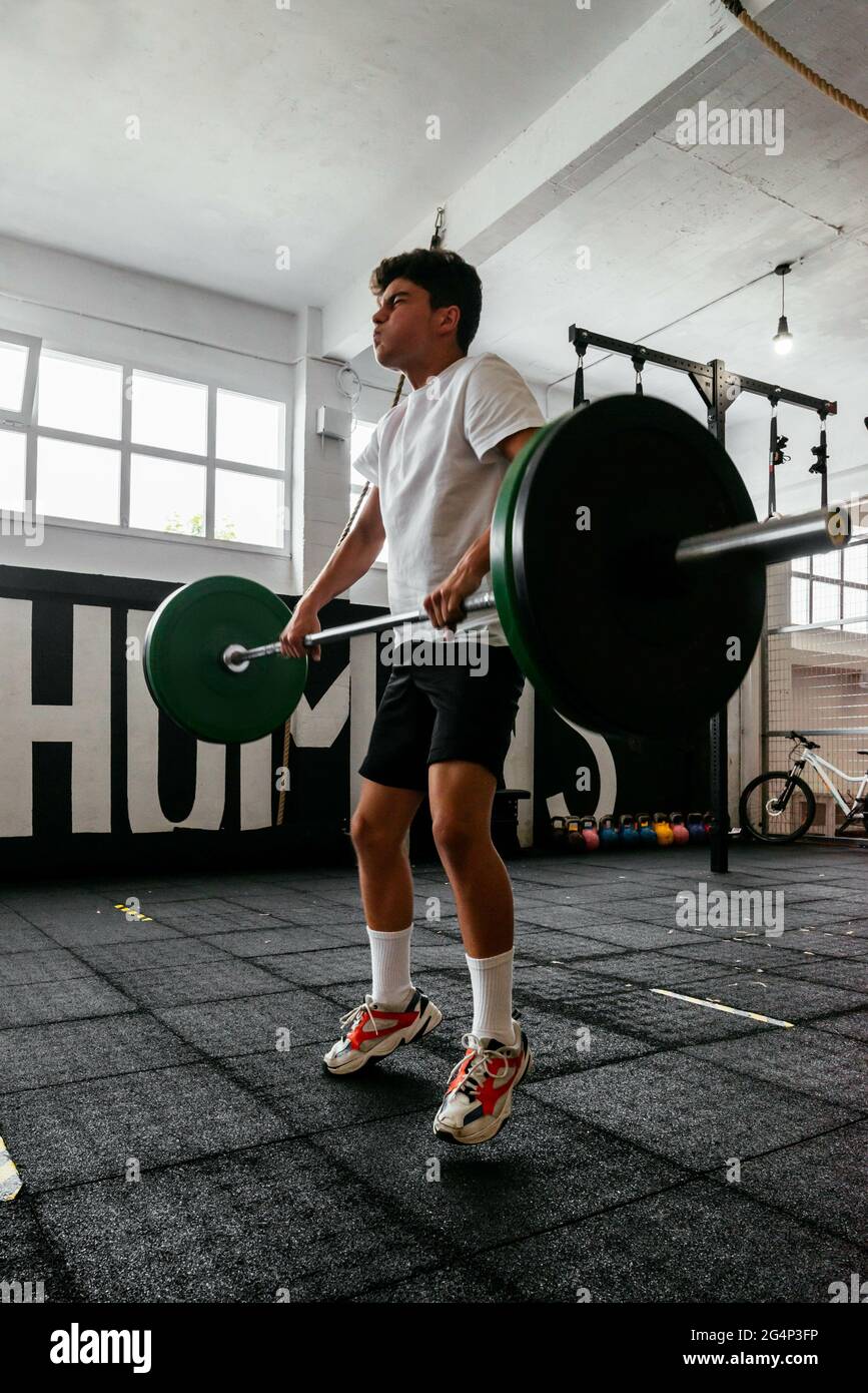 Athletic male doing crossfit workout at a gym Stock Photo - Alamy