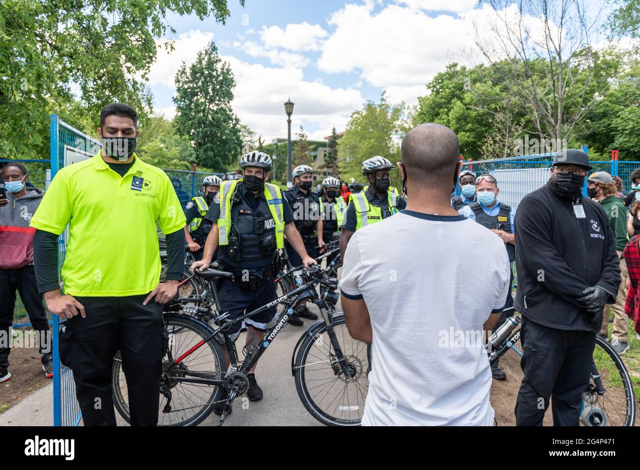 Toronto police and security forces clear out a homeless people ...