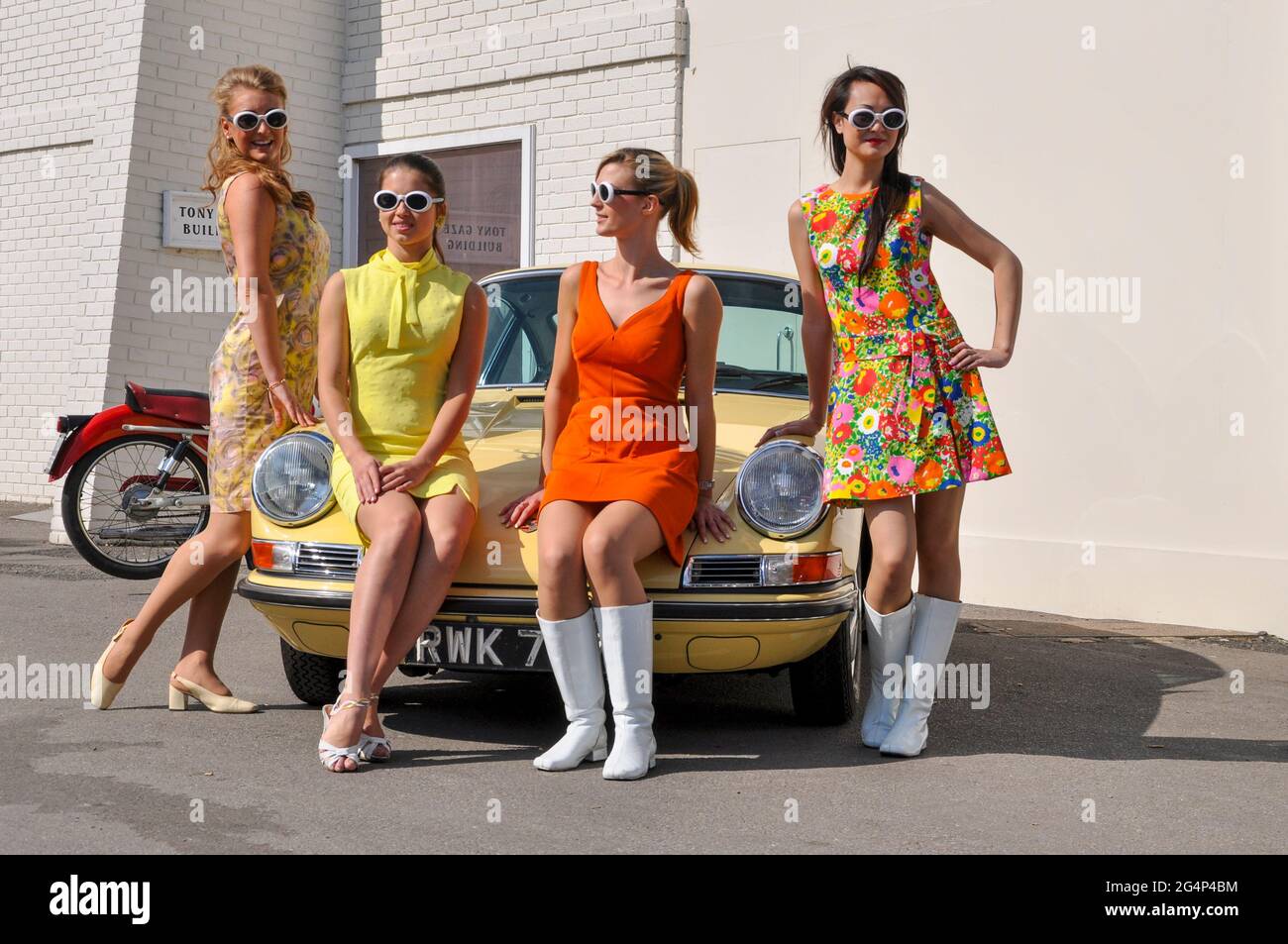 Mod girls 1960s sixties hi-res stock photography and images - Alamy
