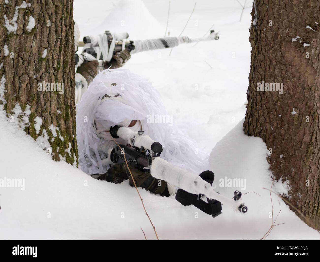 Moscow, Russia. 07th Feb, 2018. Snipers cover each other between the ...