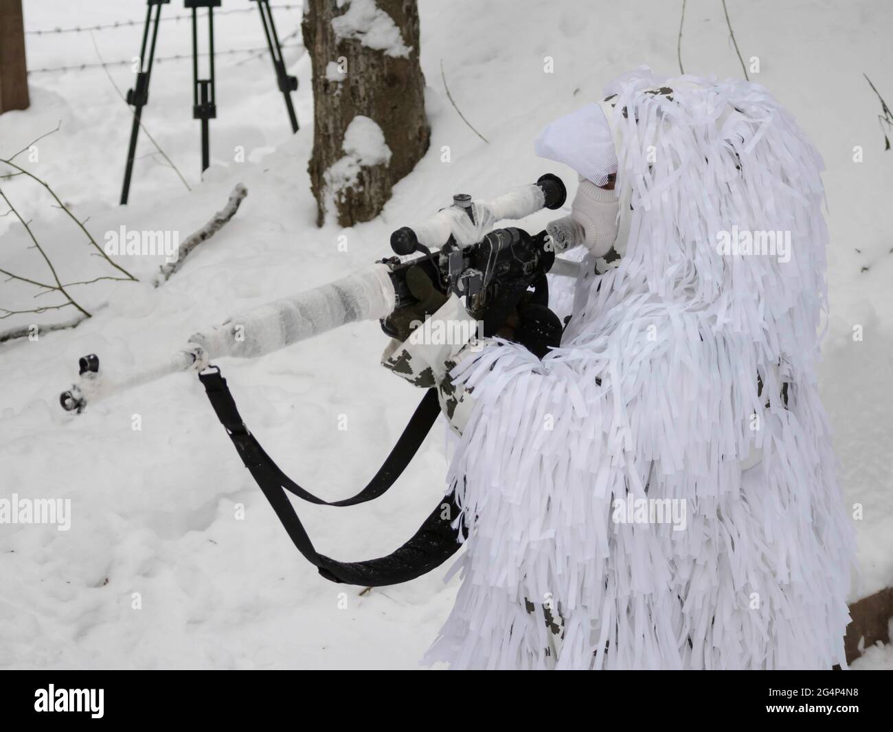Moscow, Russia. 7th Feb, 2018. A sniper in a winter camouflage coat ...