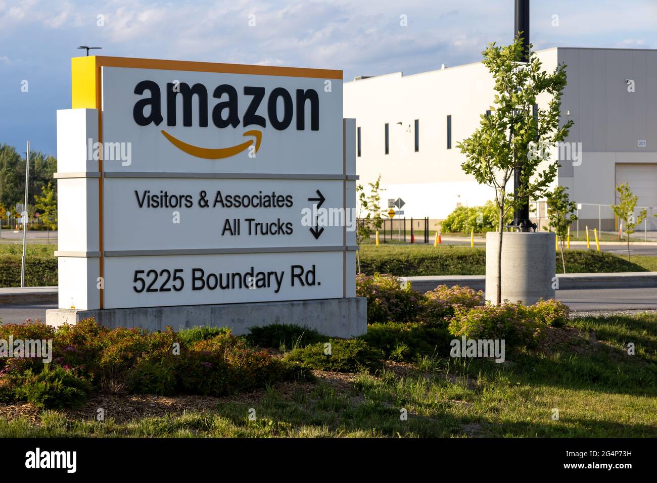 Amazon logo canada distribution center hi-res stock photography and ...