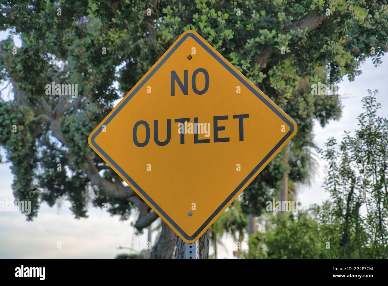Yellow sign with the writing NO OUTLET Stock Photo - Alamy