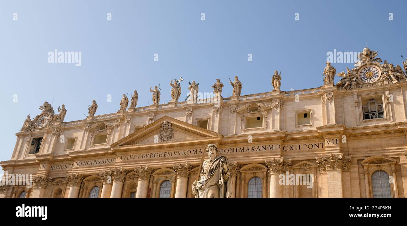 Vatican city. Details of the upper sector of St Peter´s Basilica. At ...