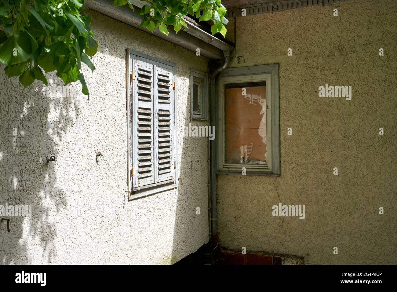 Sunny day windows closed hi-res stock photography and images - Alamy