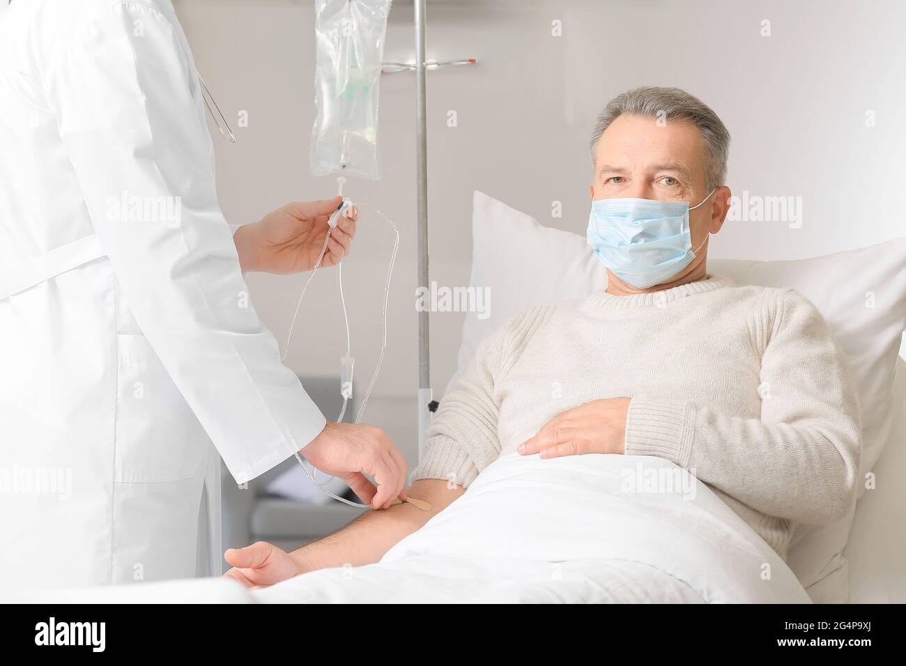 Doctor and mature man undergoing course of chemotherapy in clinic Stock ...