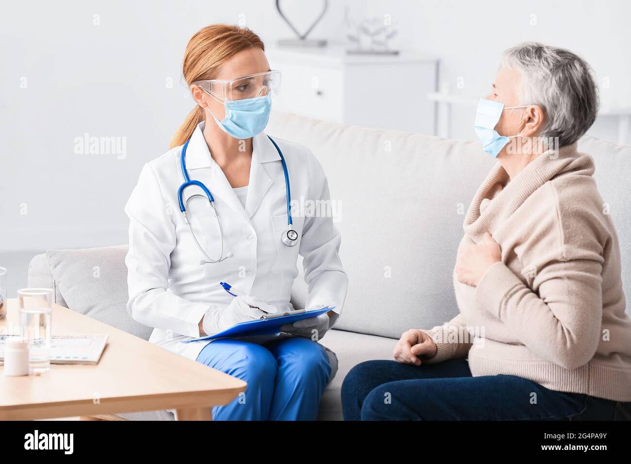 Doctor visiting senior woman at home Stock Photo - Alamy