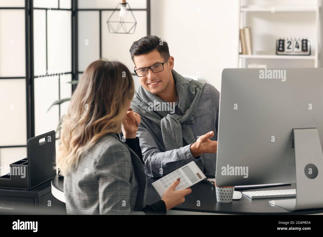 Female accountant and client hi-res stock photography and images - Alamy
