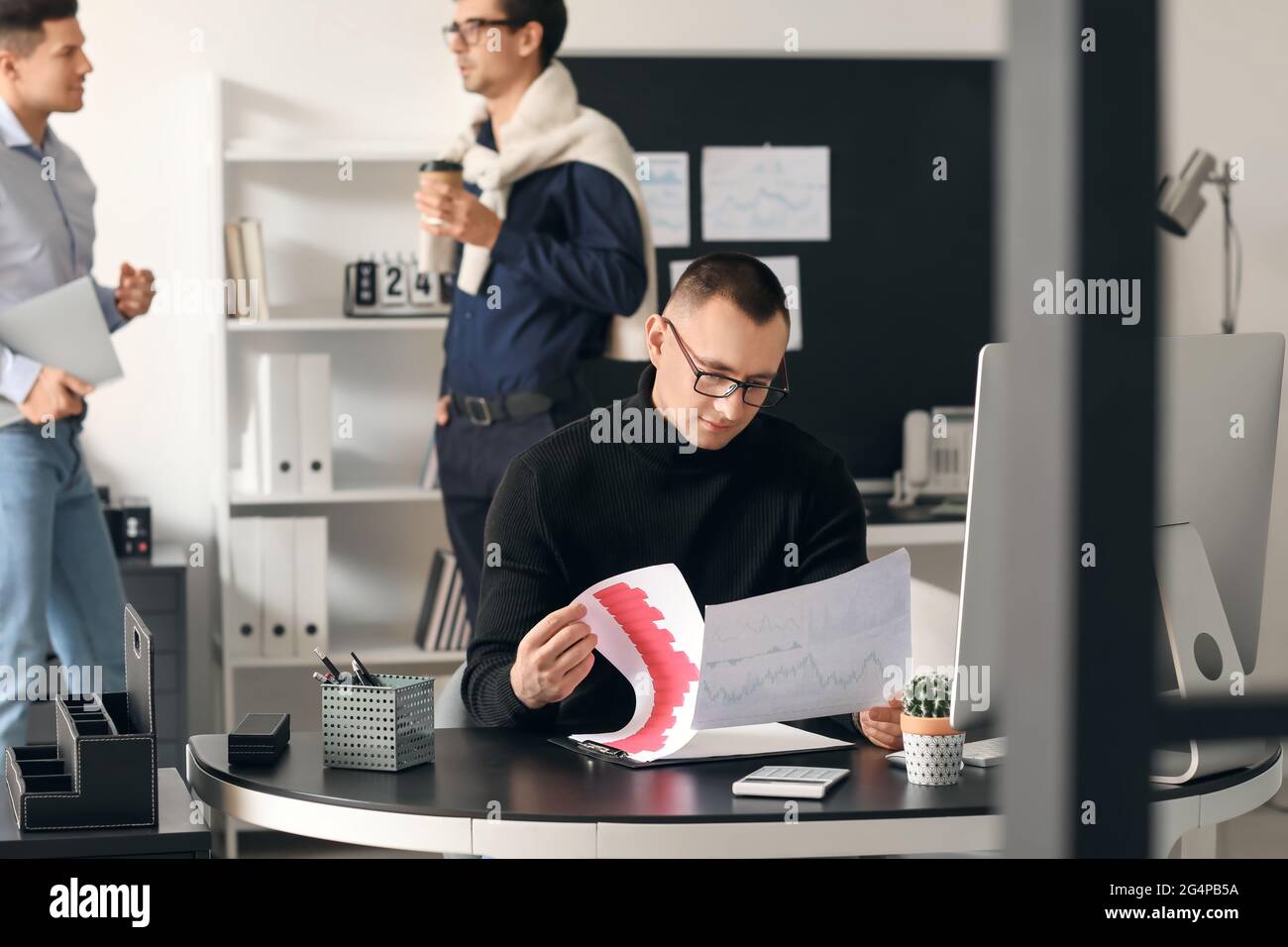 Accountants team computer hi-res stock photography and images - Alamy