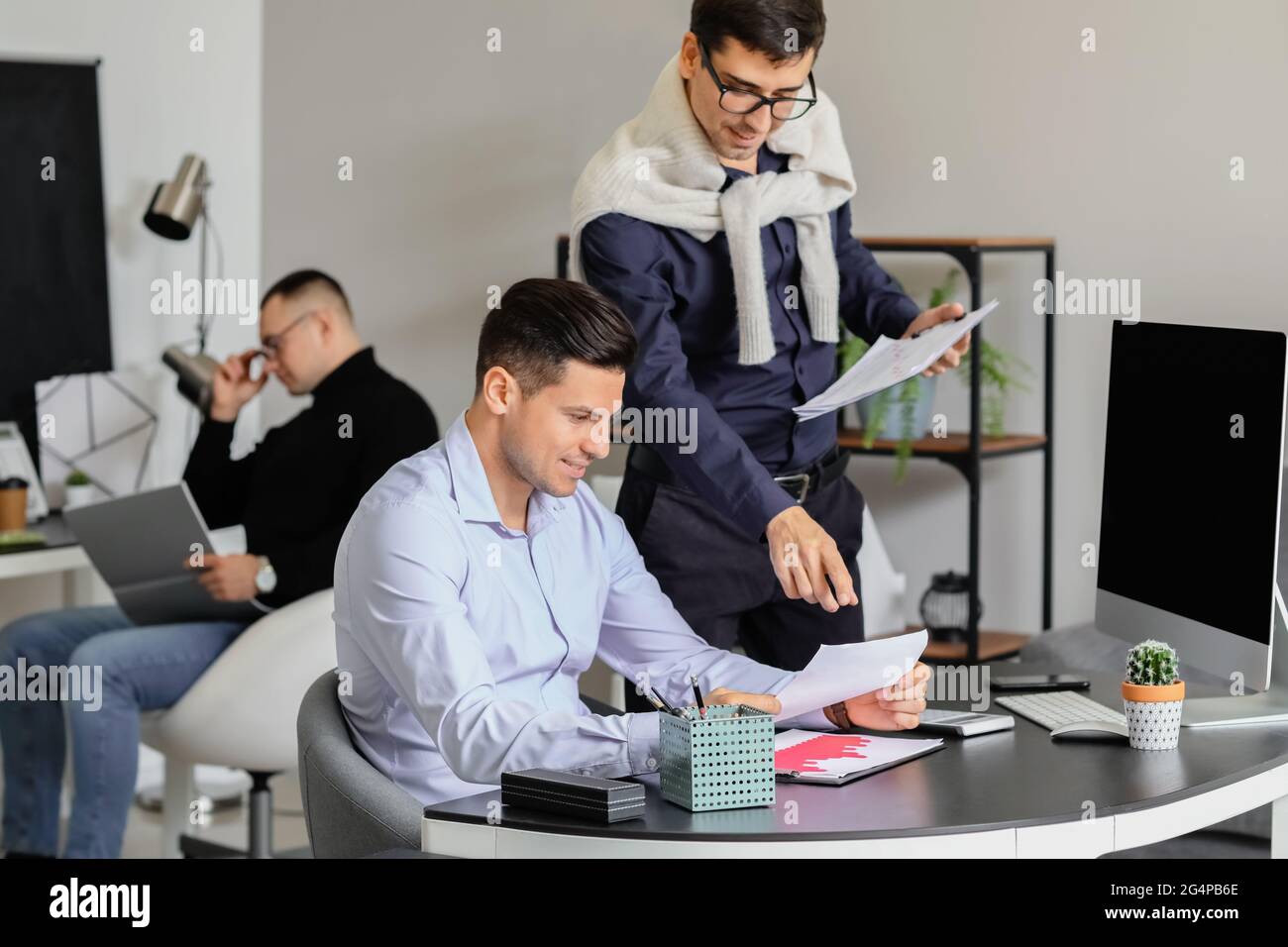 Accountants team computer hi-res stock photography and images - Alamy