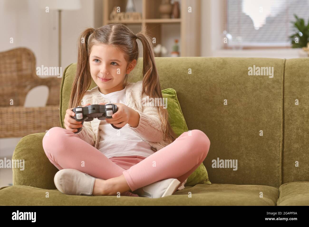 Gamer girl look hi-res stock photography and images - Alamy