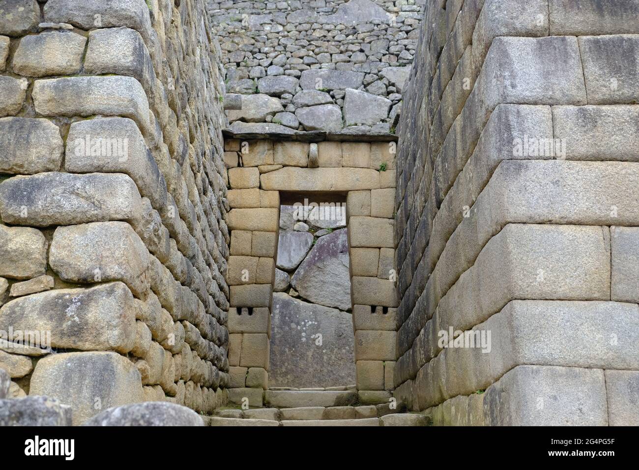 Peru Machu Picchu - Gate inside the ruins Stock Photo - Alamy