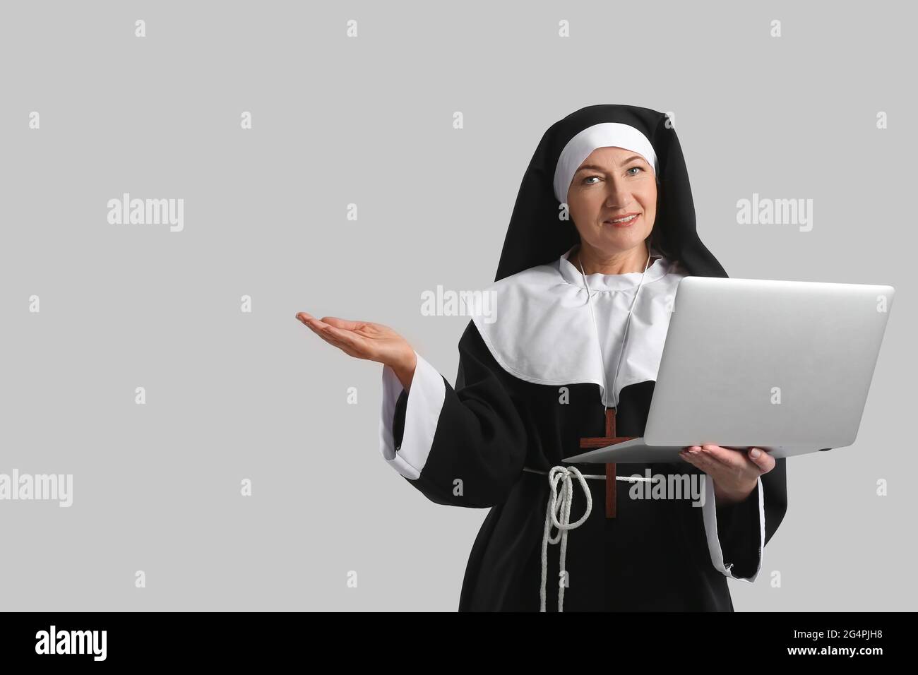 Mature nun laptop on hi-res stock photography and images - Alamy