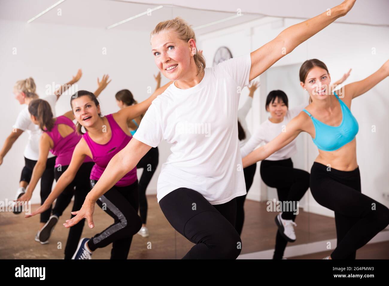 Women dancing aerobics at lesson in the dance class Stock Photo - Alamy