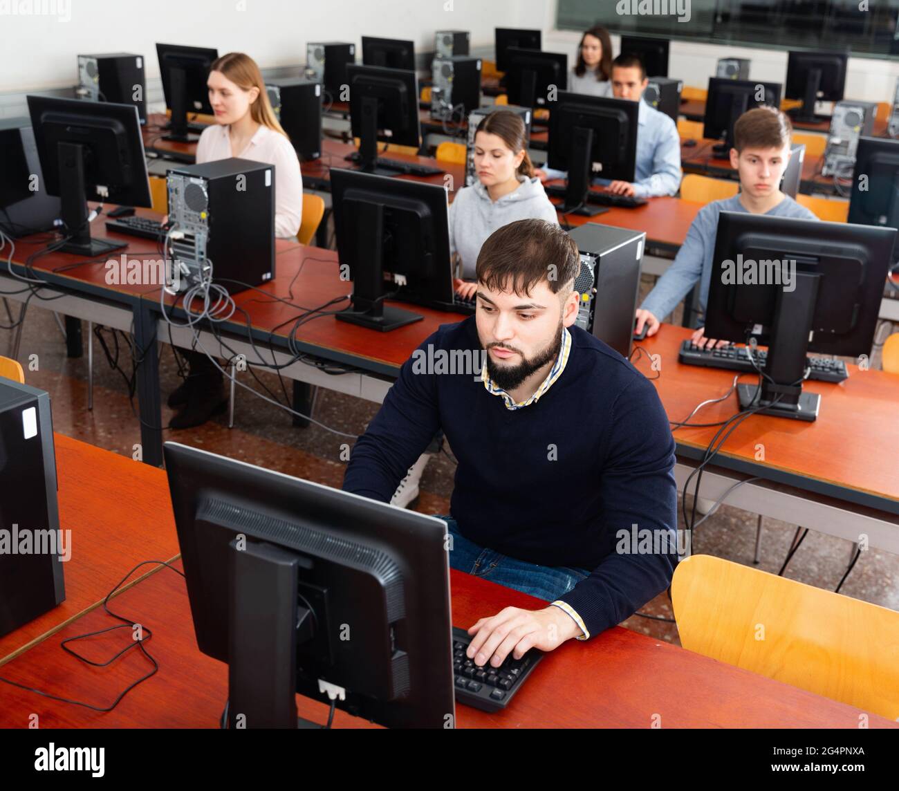 Computer lessons for adults in classroom Stock Photo - Alamy