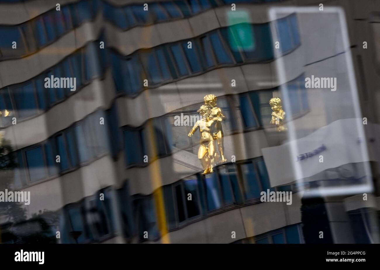 Nine panes hi-res stock photography and images - Alamy