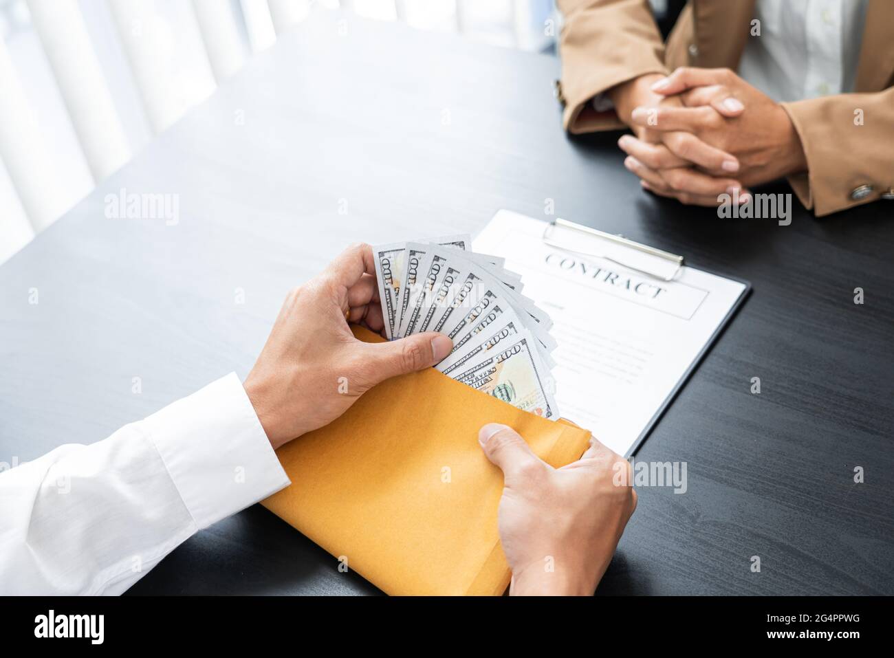 False agreement hi-res stock photography and images - Alamy