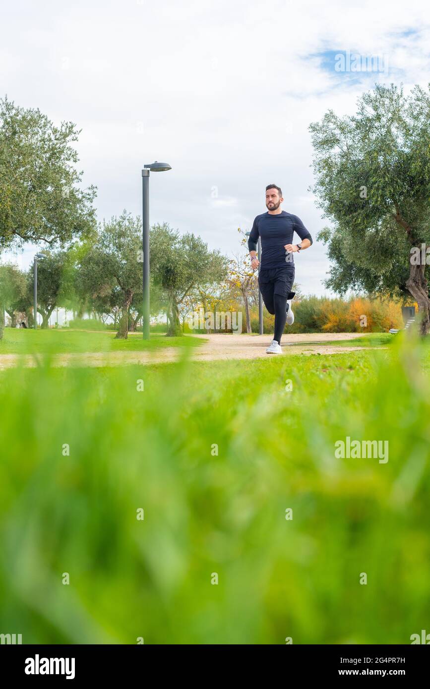 Man jogging with mask hi-res stock photography and images - Alamy