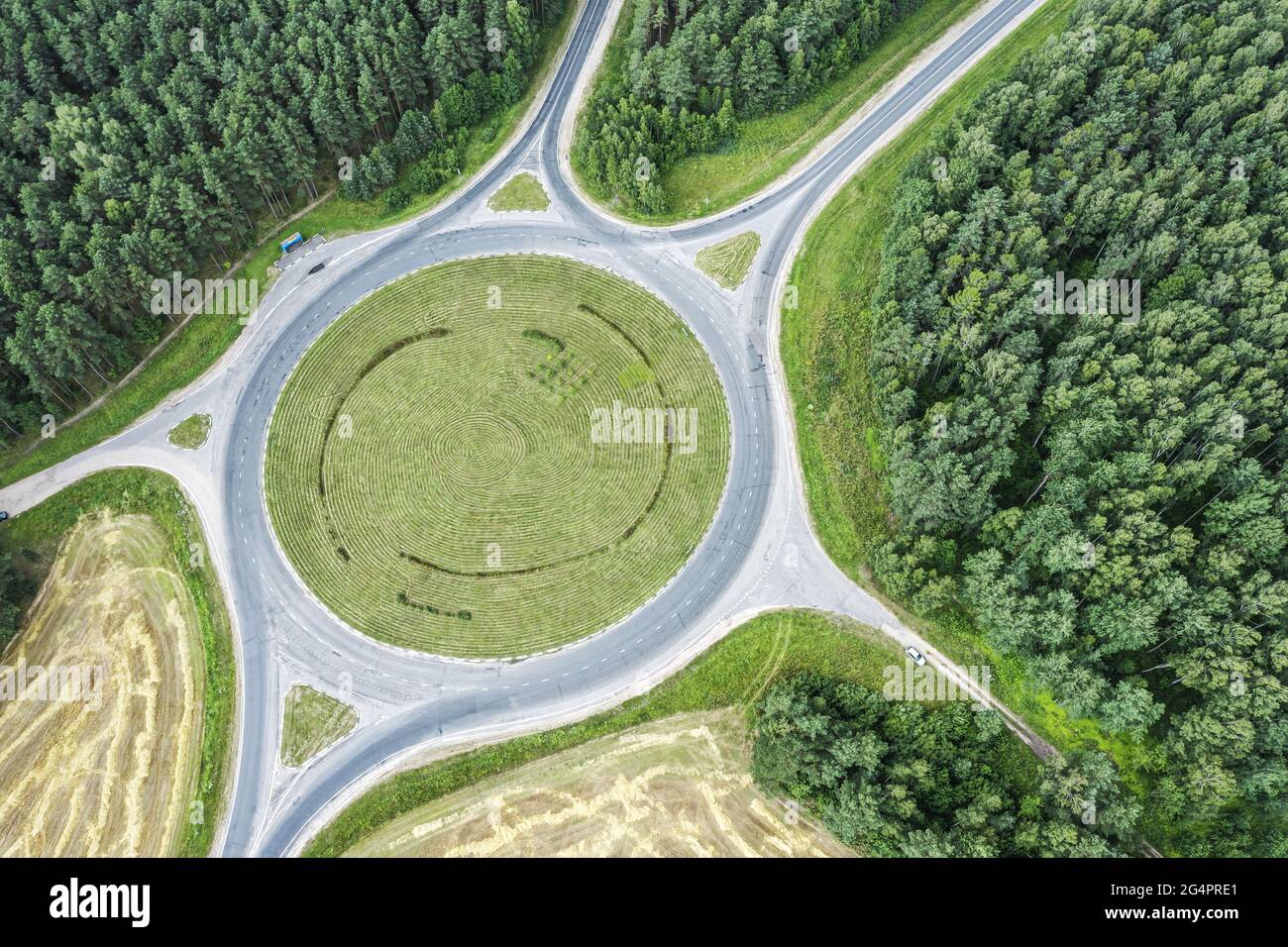 aerial view of an empty roundabout in rural area between agricultural field and forest Stock ...