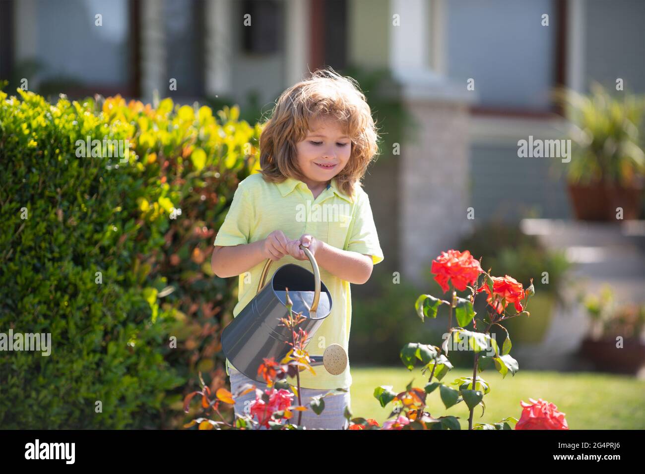 Kids planting trees hi-res stock photography and images - Alamy