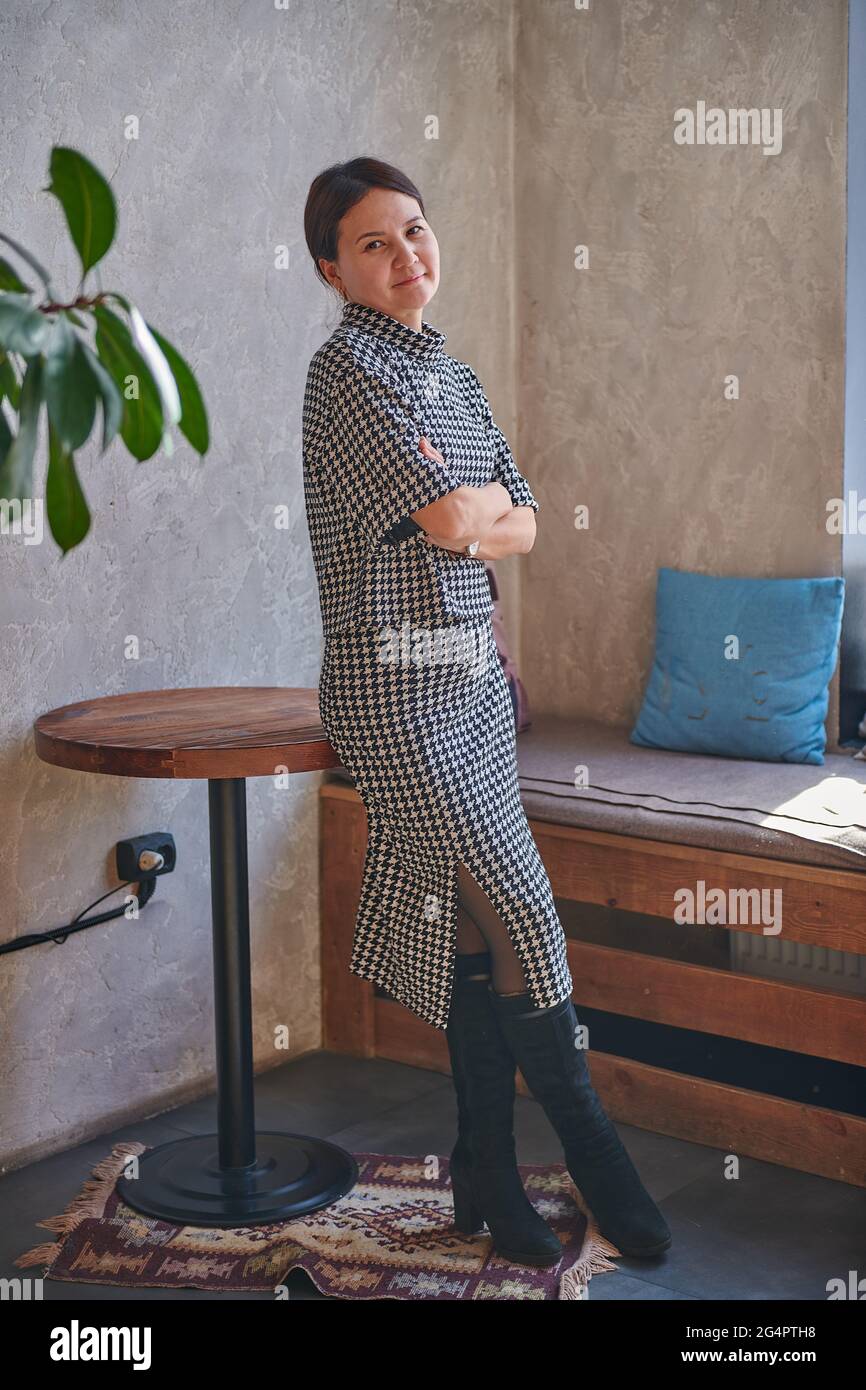 Asian professional woman stands hi-res stock photography and images - Alamy