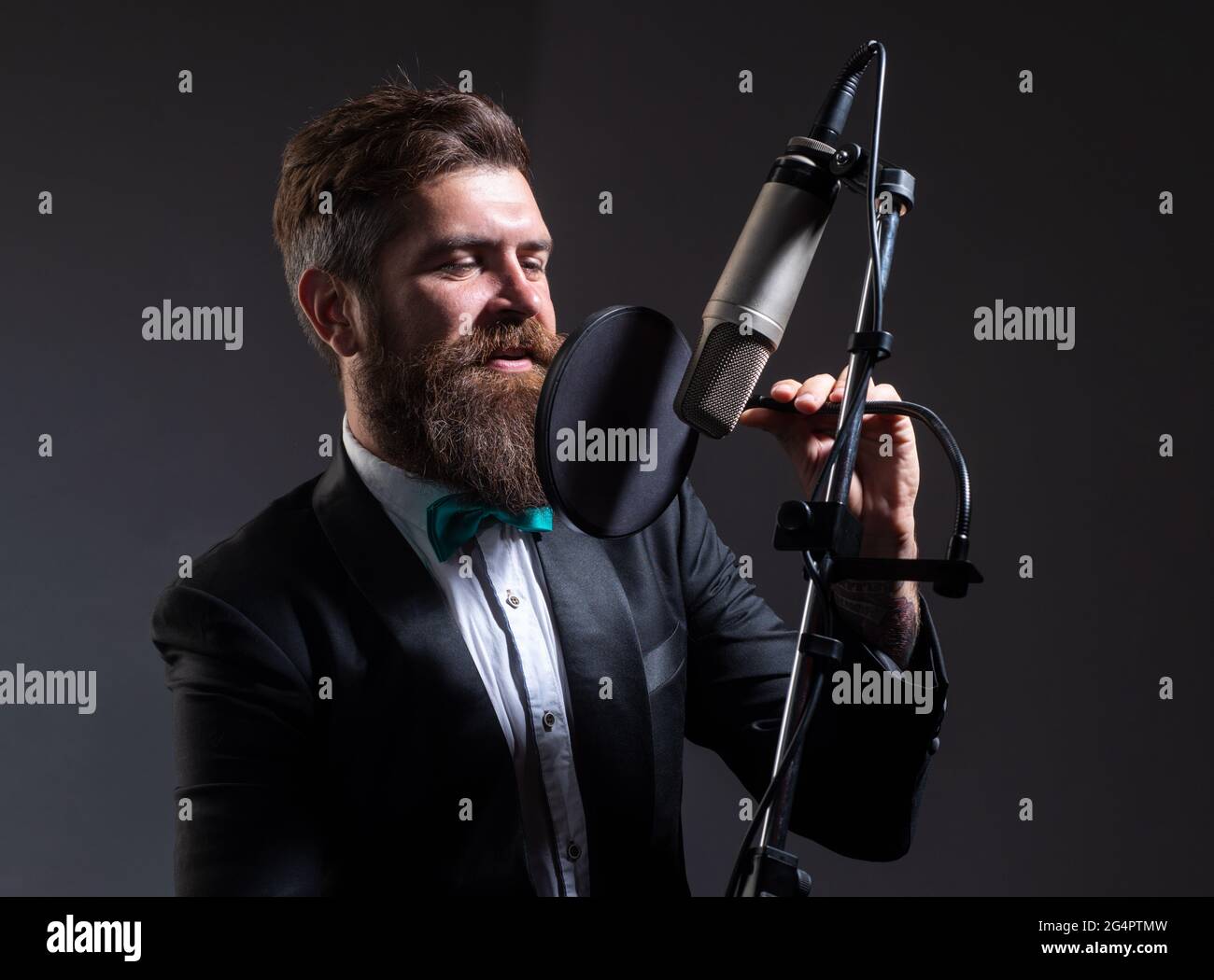 Classic singer. Man singing with music microphone Stock Photo - Alamy