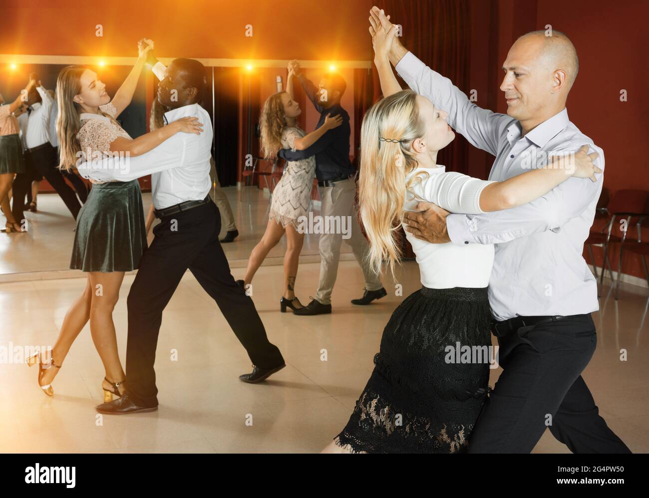 People learning to dance waltz Stock Photo - Alamy