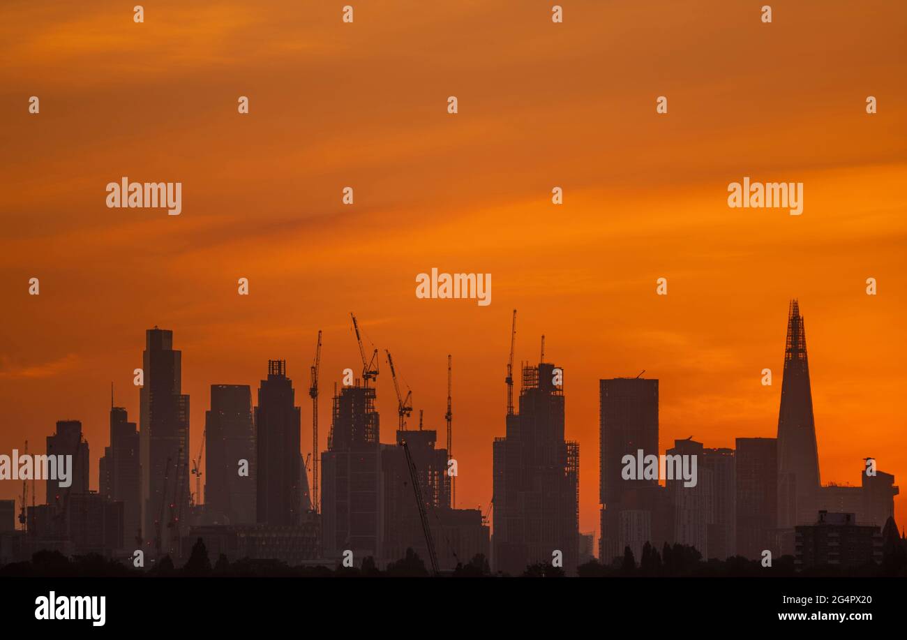 Wimbledon, London, UK. 23 June 2021. The first clear sunrise with a ...