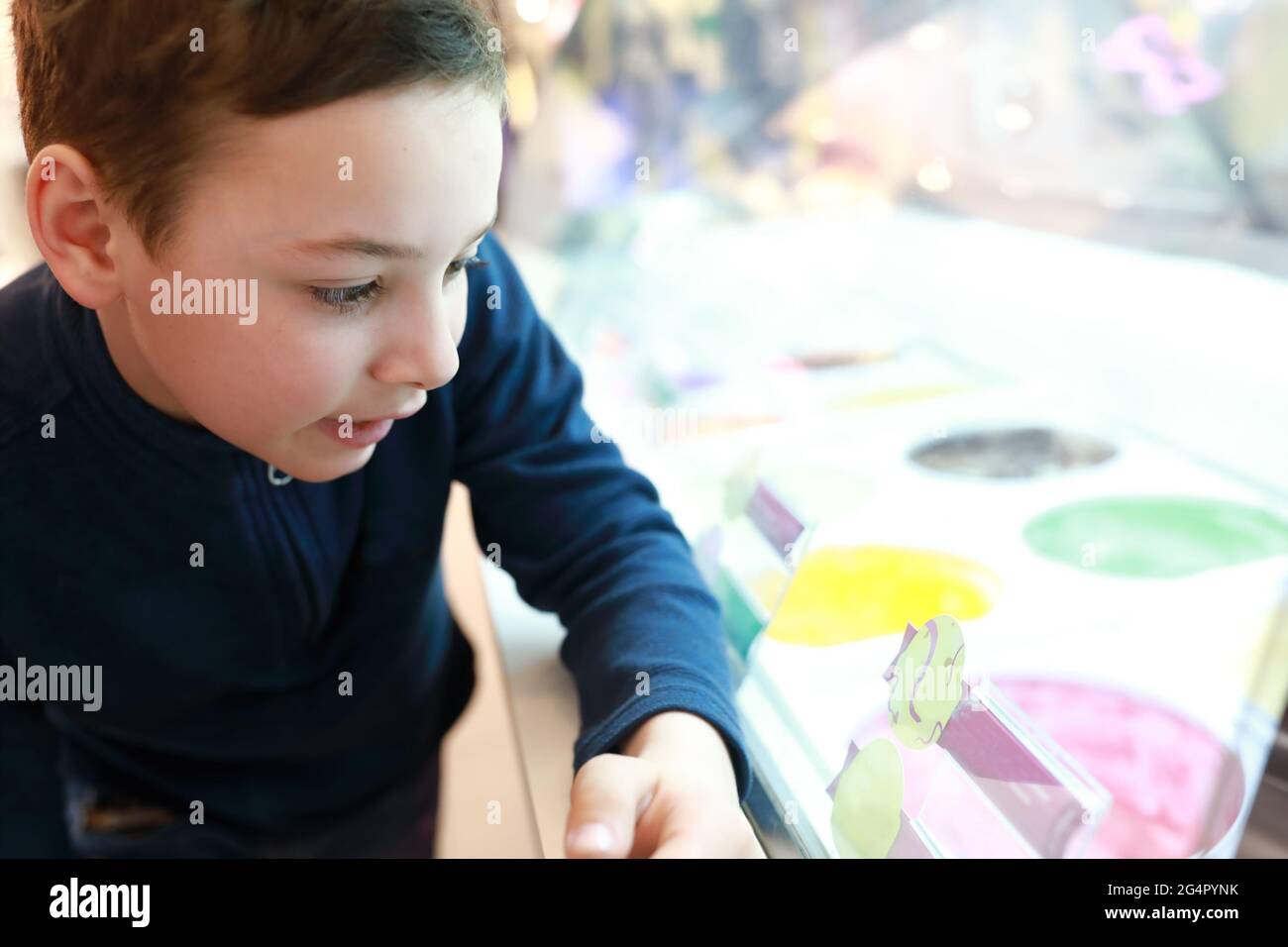 Display ice cream child hi-res stock photography and images - Alamy