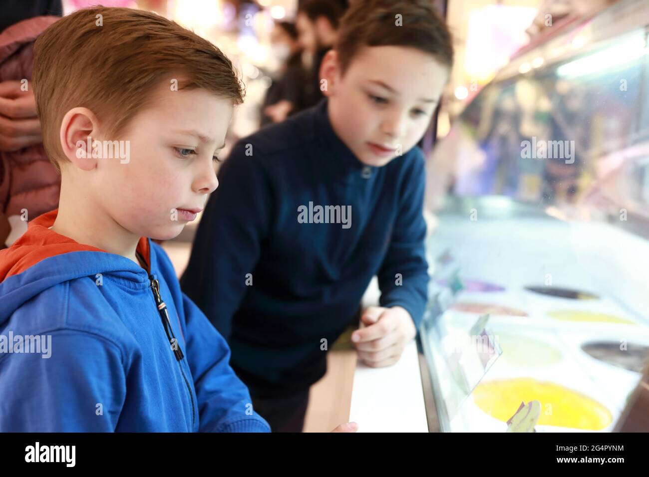 Child choosing ice cream hi-res stock photography and images - Alamy