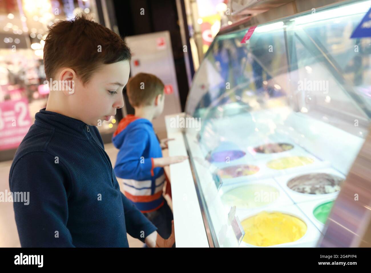 Two children choosing ice cream in store Stock Photo - Alamy