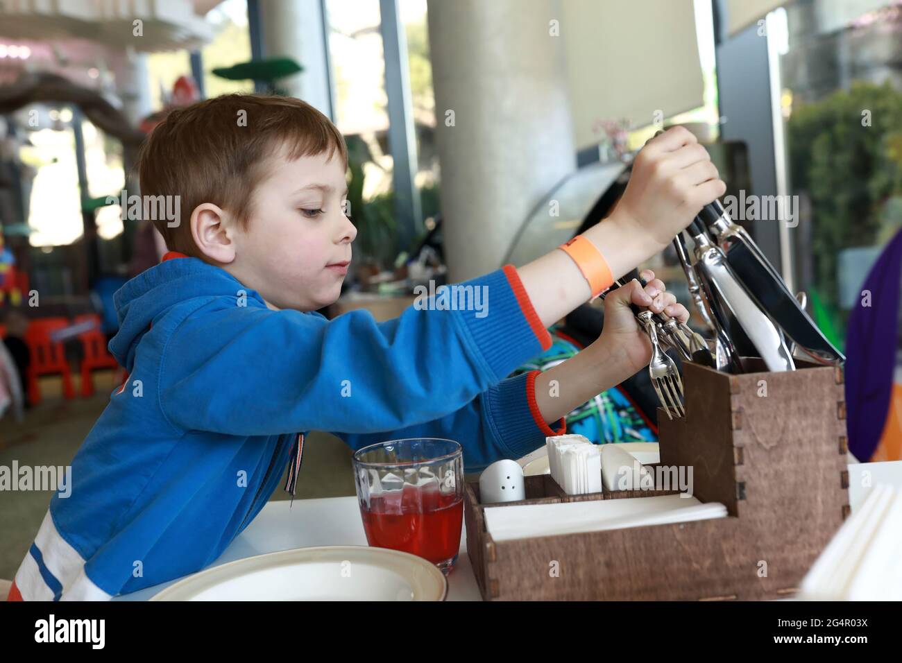 Child setting table cutlery hi-res stock photography and images - Alamy