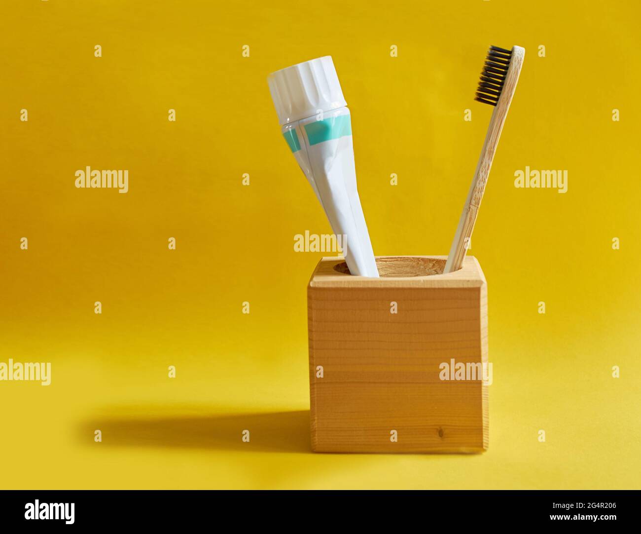 Toothpaste holder hi-res stock photography and images - Alamy