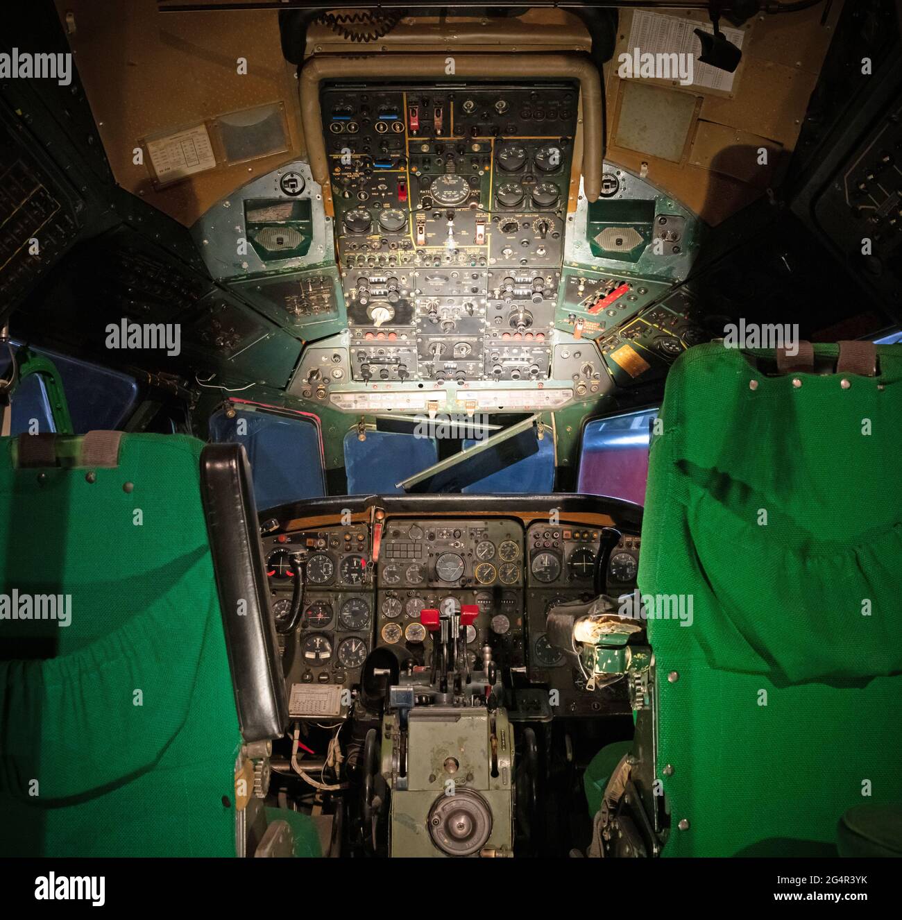 Center console and throttles in an old airplane Stock Photo - Alamy