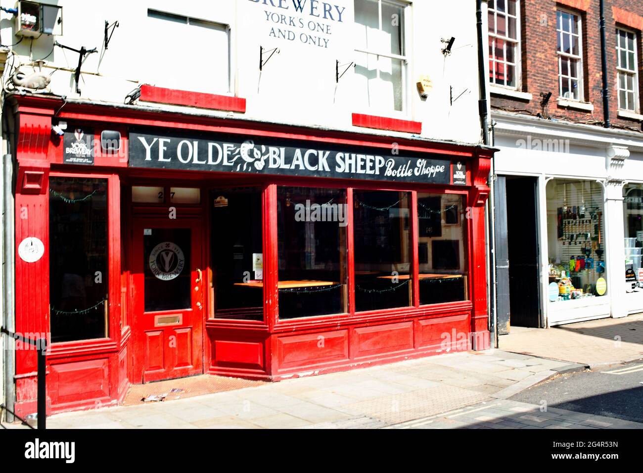 Closed pub england hi-res stock photography and images - Alamy