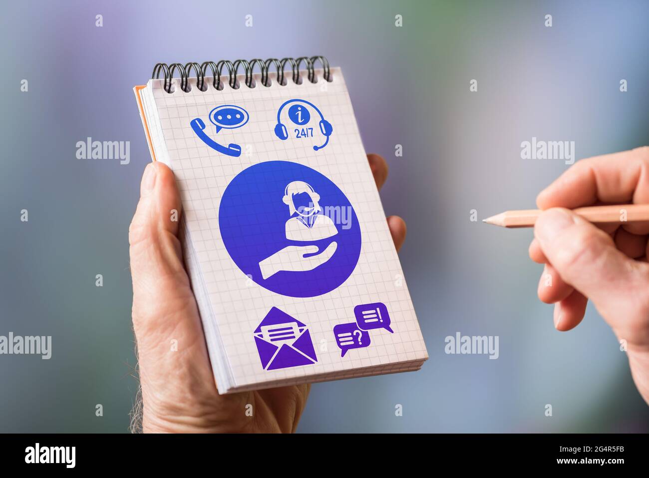 Hand drawing customer service concept on a notepad Stock Photo - Alamy