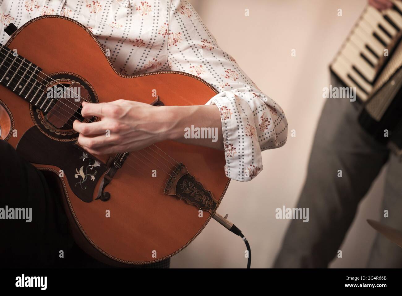 Acoustic guitar player hi-res stock photography and images - Alamy