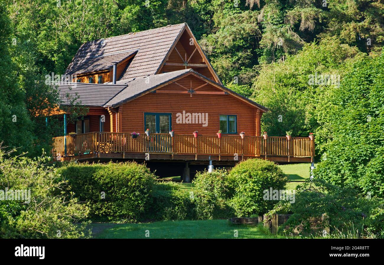 Modern log cabin exterior hi-res stock photography and images - Alamy
