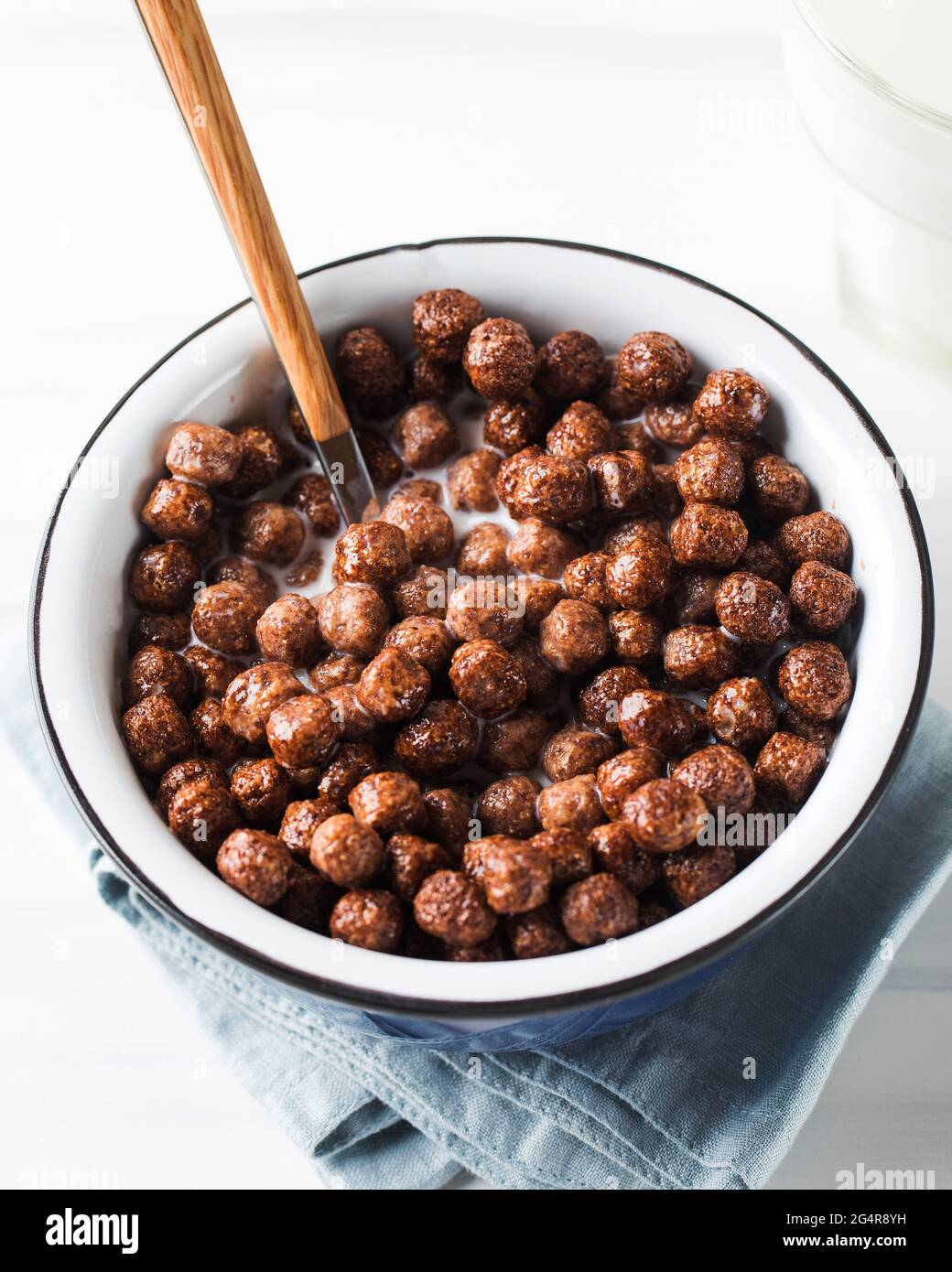 Round cocoa flakes in a bowl. Dry breakfast Stock Photo - Alamy