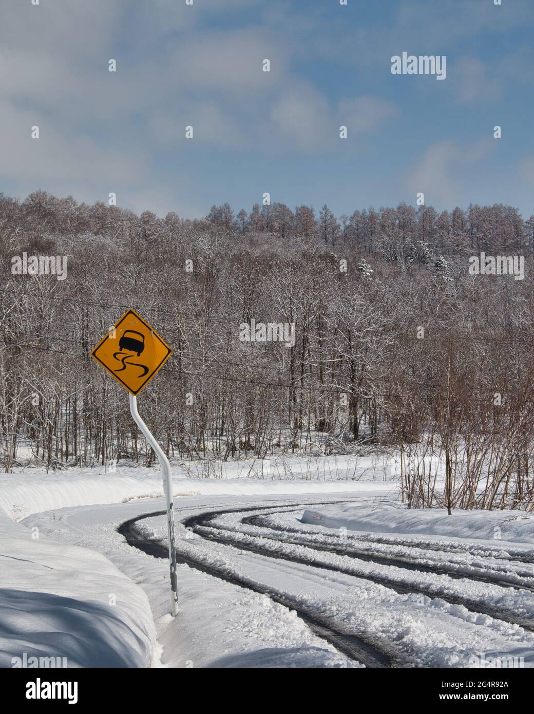 Slippery road sign hi-res stock photography and images - Alamy