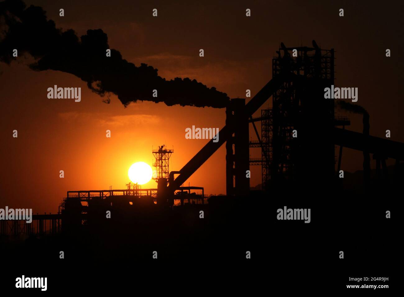 5000 cubic meters of blast furnace hi-res stock photography and images ...