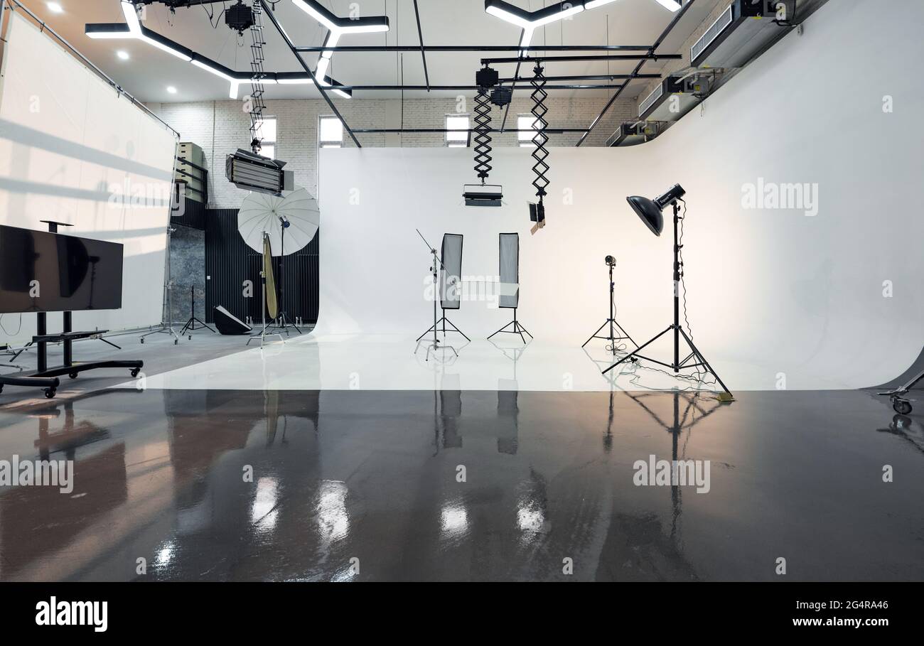 Clean studio lighting hi-res stock photography and images - Alamy