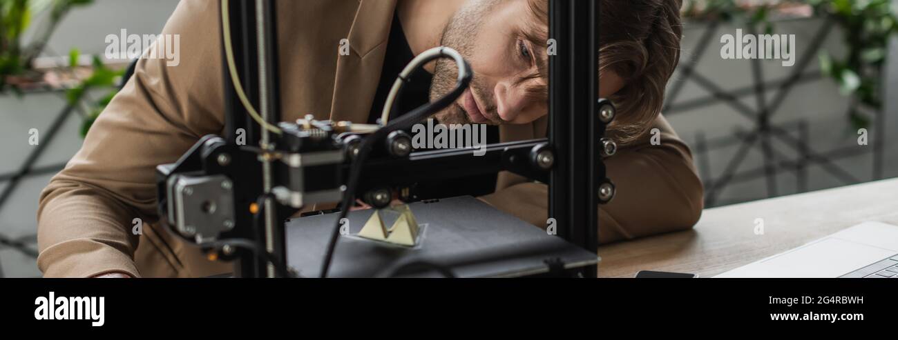 Man looking 3d printer machine hi-res stock photography and images - Alamy