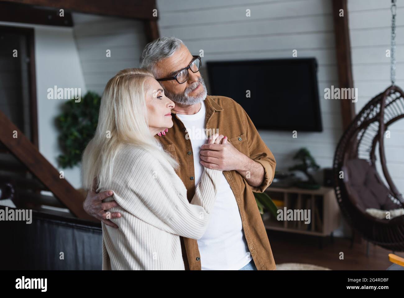 Elderly people hugging hi-res stock photography and images - Alamy