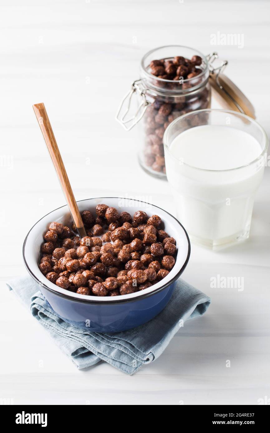 Round cocoa flakes in a bowl. Dry breakfast Stock Photo - Alamy