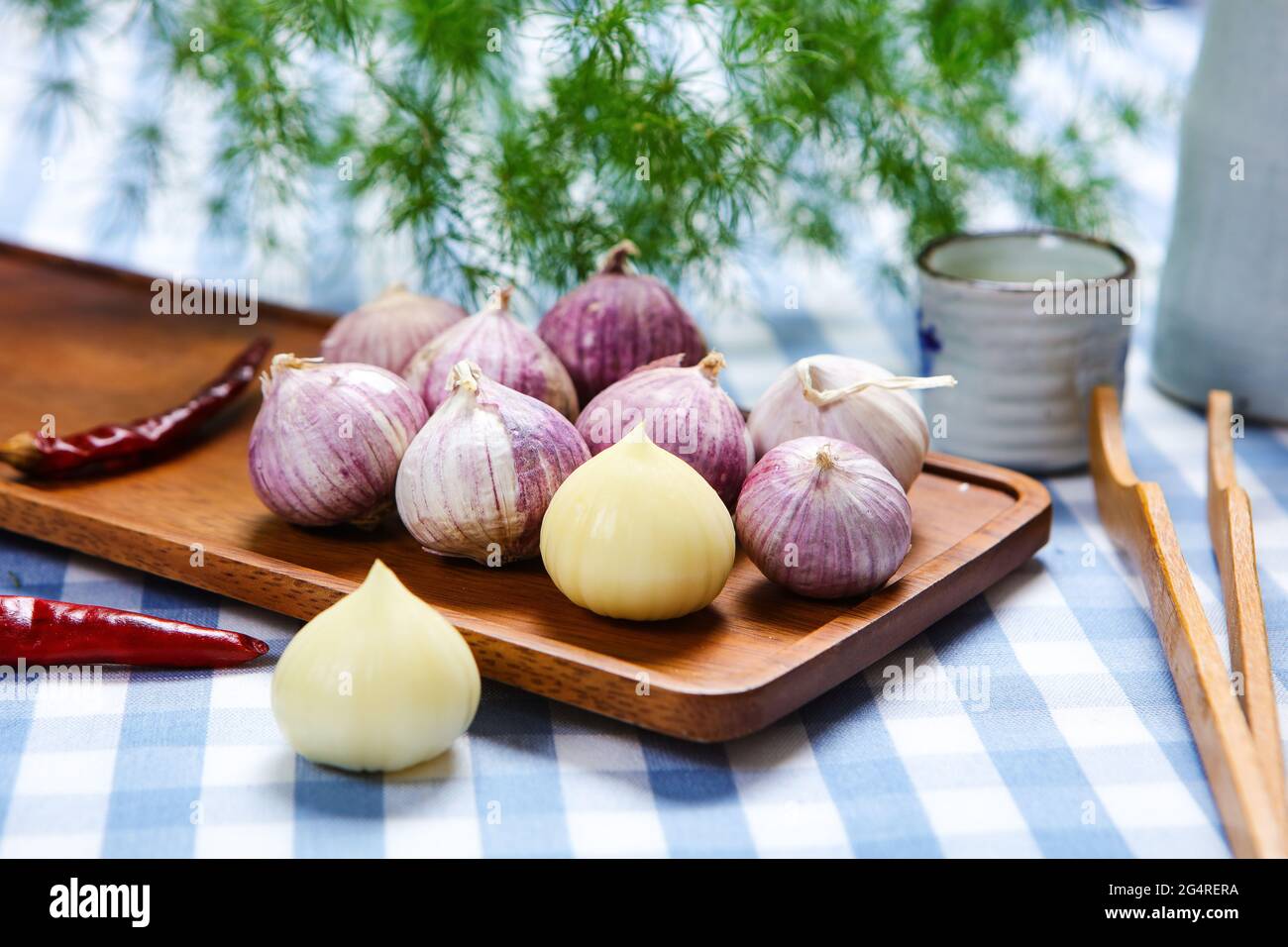 The sole head of garlic Stock Photo - Alamy