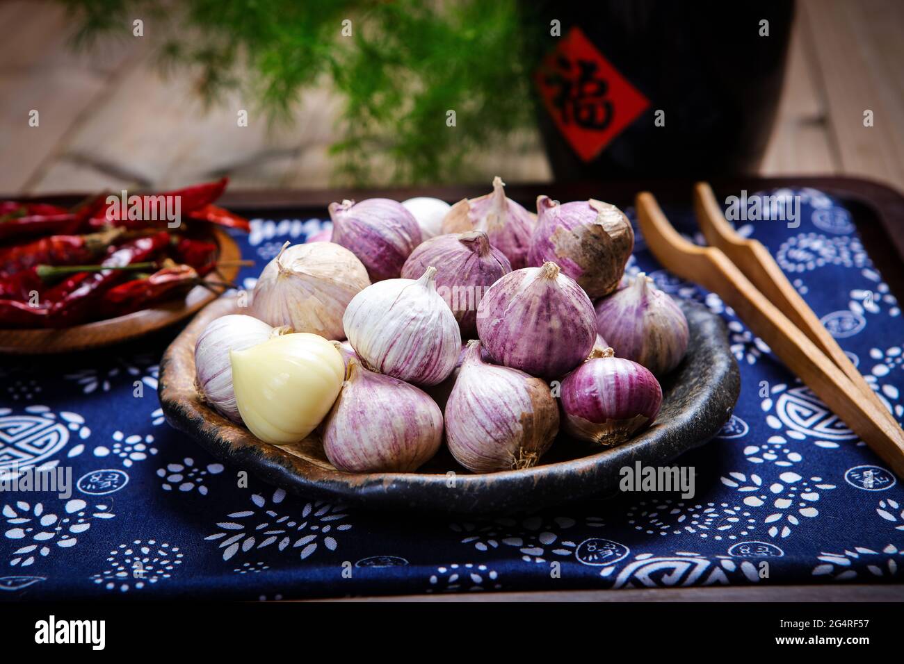 The sole head of garlic Stock Photo - Alamy