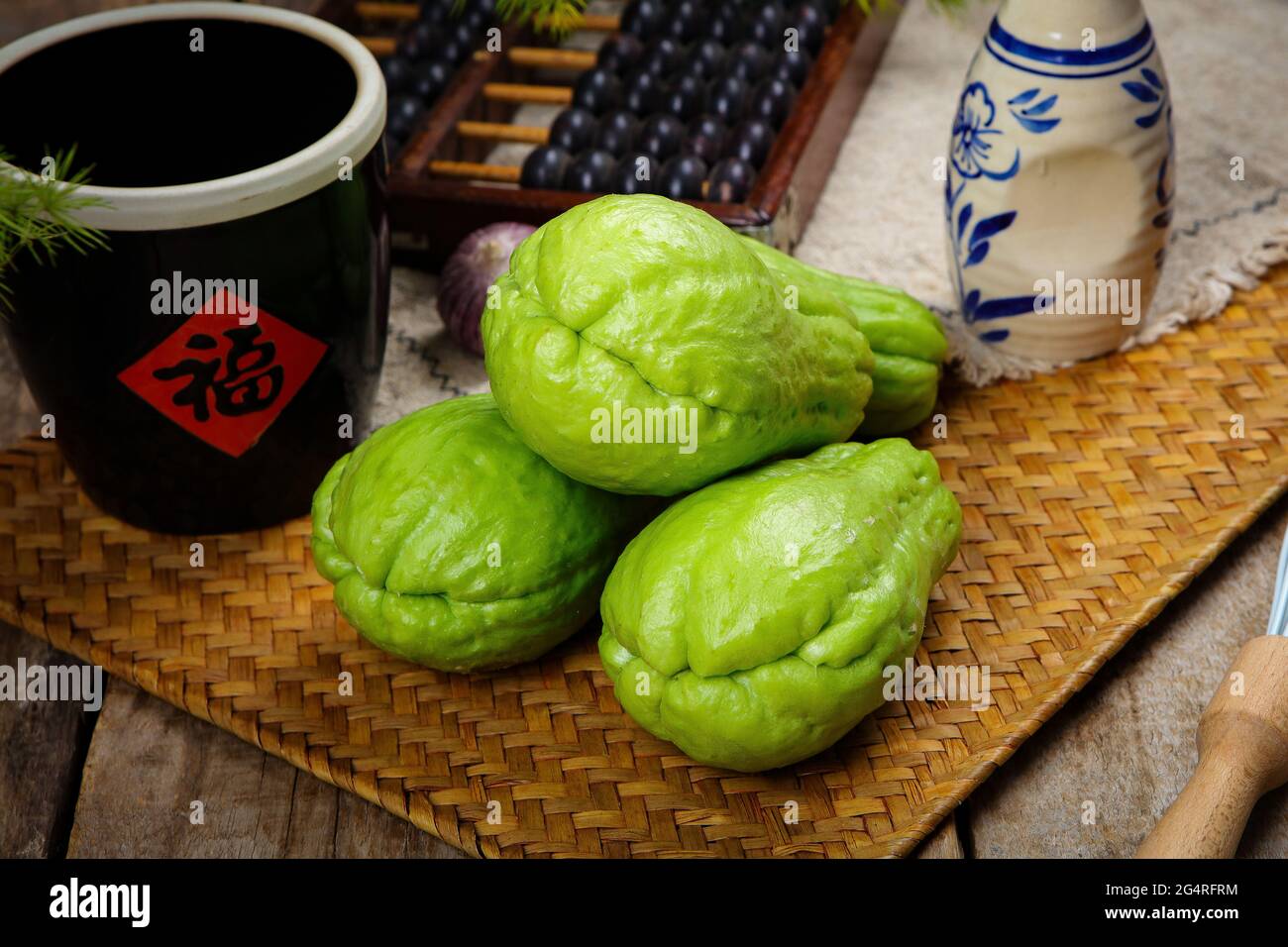 Chayote vegetable hi-res stock photography and images - Alamy