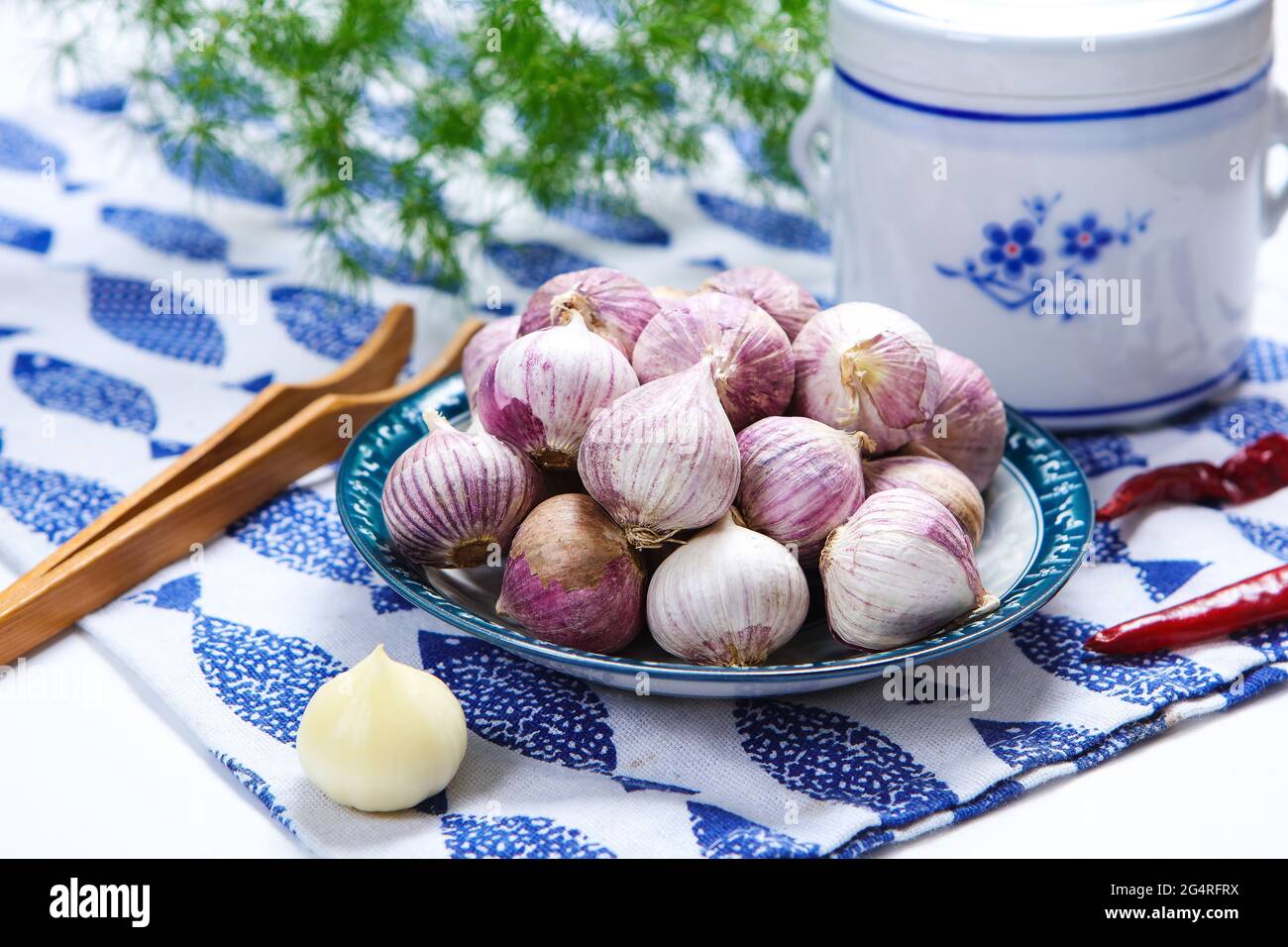 The sole head of garlic Stock Photo - Alamy